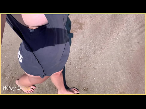 WIFE dare walking around side boob on public bench - XVIDEOS.COM