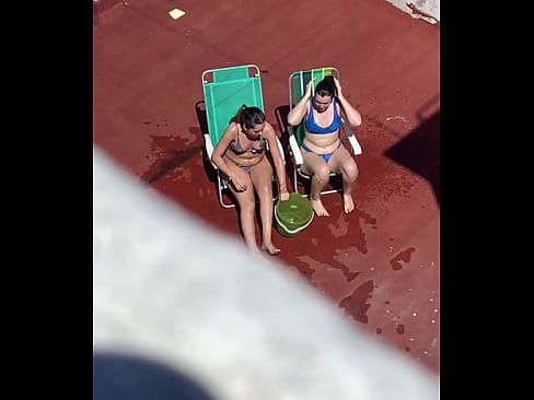Vecinas tomando sol en la terraza parte 3 - XVIDEOS.COM