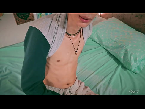 Sport Twink Magic C Jerking His Big Cock Through The Side of His Shorts - XVIDEOS.COM