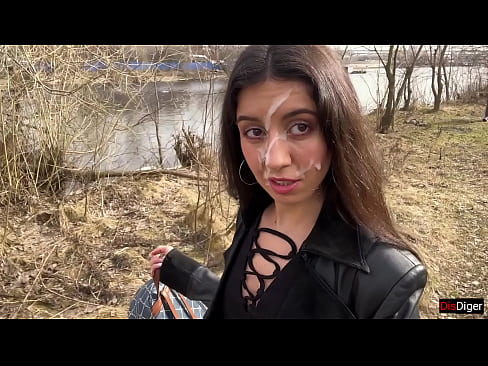 Sperme sur le visage d'une fille pour qu'elle puisse se promener dans le parc couverte de sperme ...